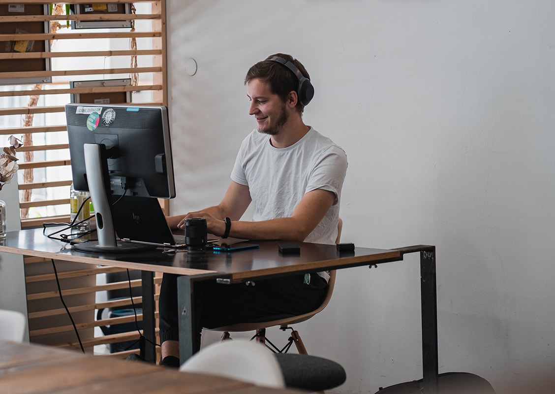 The Illuminating Effects of Natural Light in the Workplace | FlexiSpot